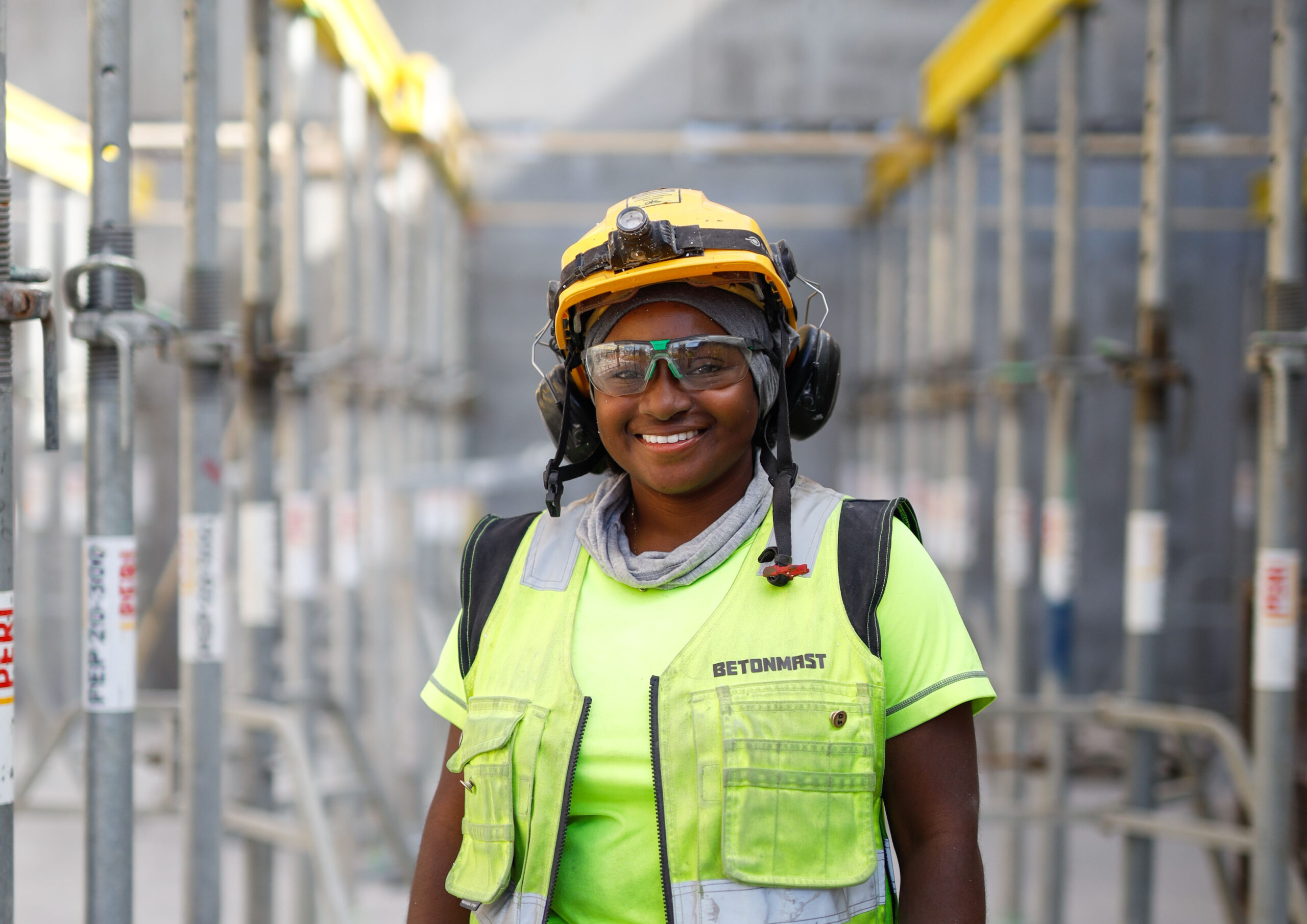 Betonmast-lærlingen Celindia digger betong - Betonmast