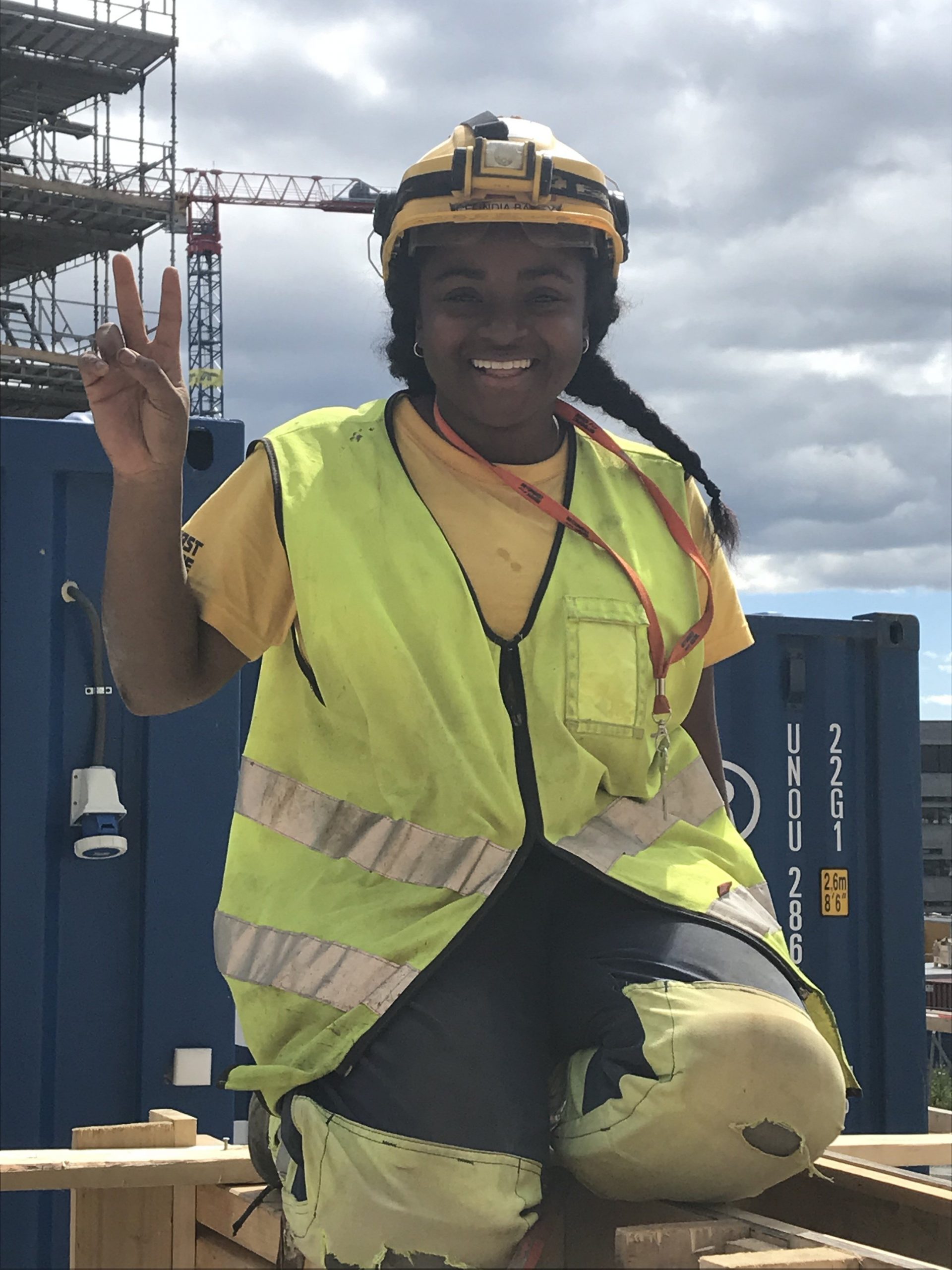 Betonmast-lærlingen Celindia digger betong - Betonmast