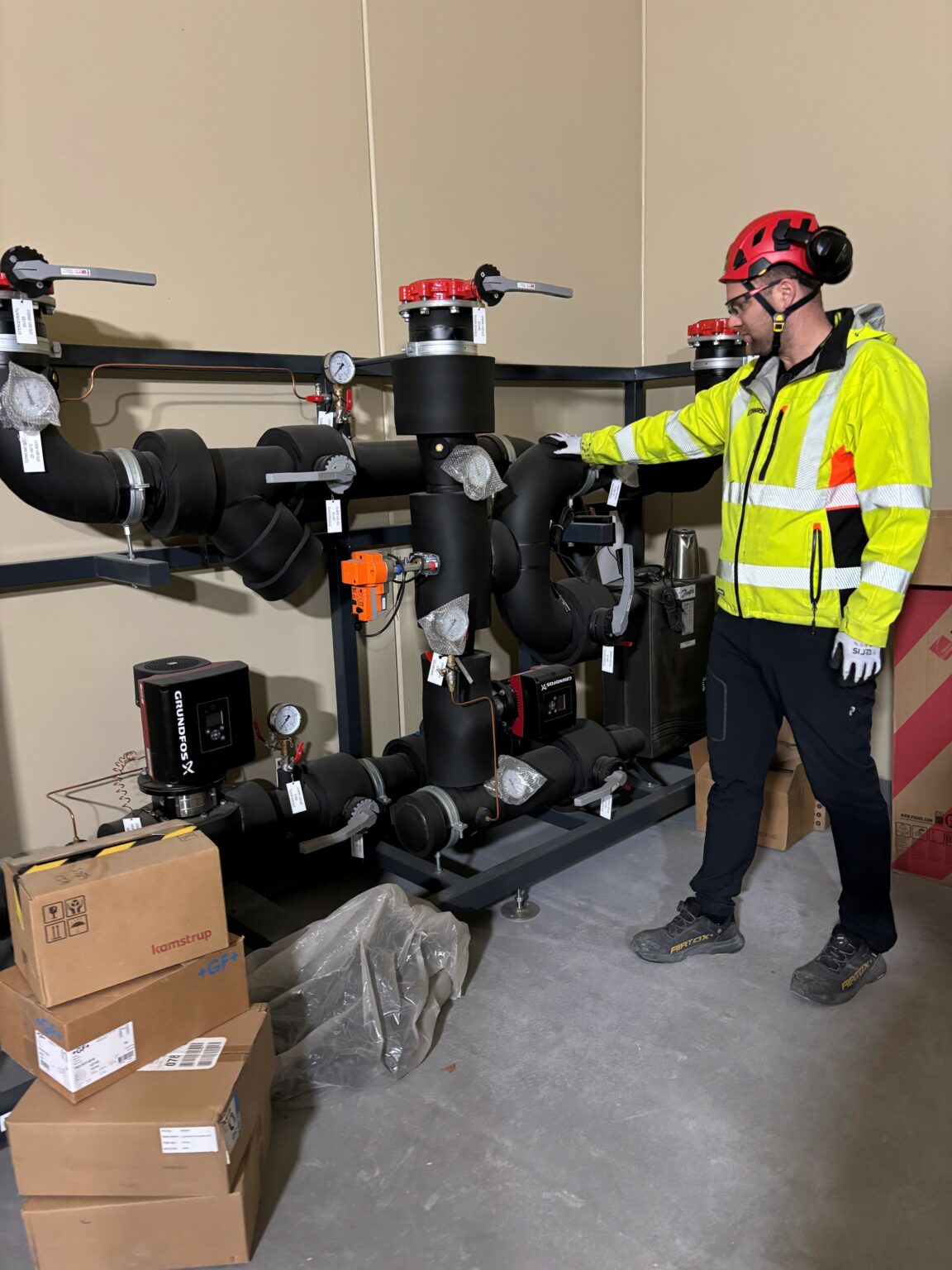 Prefabrikkert energisentral sparer opptil 2.000 timer på Nardoveien ...